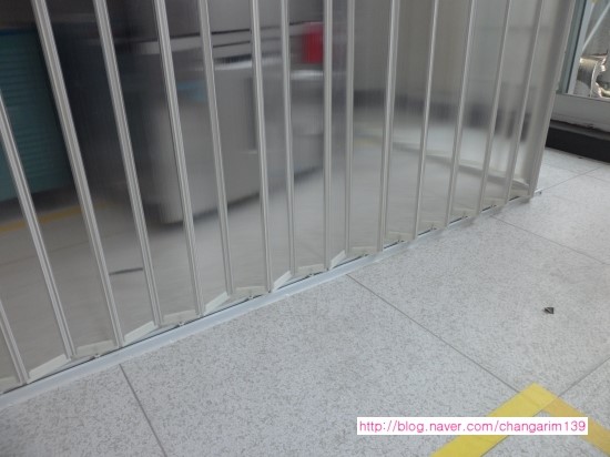 크린룸자바라칸막이 투명자바라접이식홀딩도어 제니스창 안양의 반도체 회사내에 투명자바라칸막이 설치후기시흥자바라부천자바라