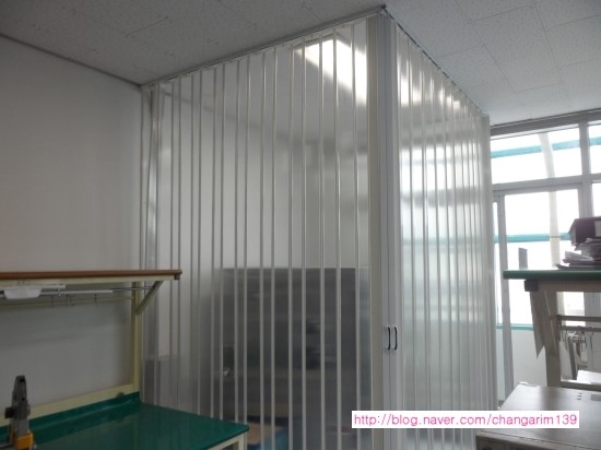 크린룸자바라칸막이 투명자바라접이식홀딩도어 제니스창 안양의 반도체 회사내에 투명자바라칸막이 설치후기시흥자바라부천자바라